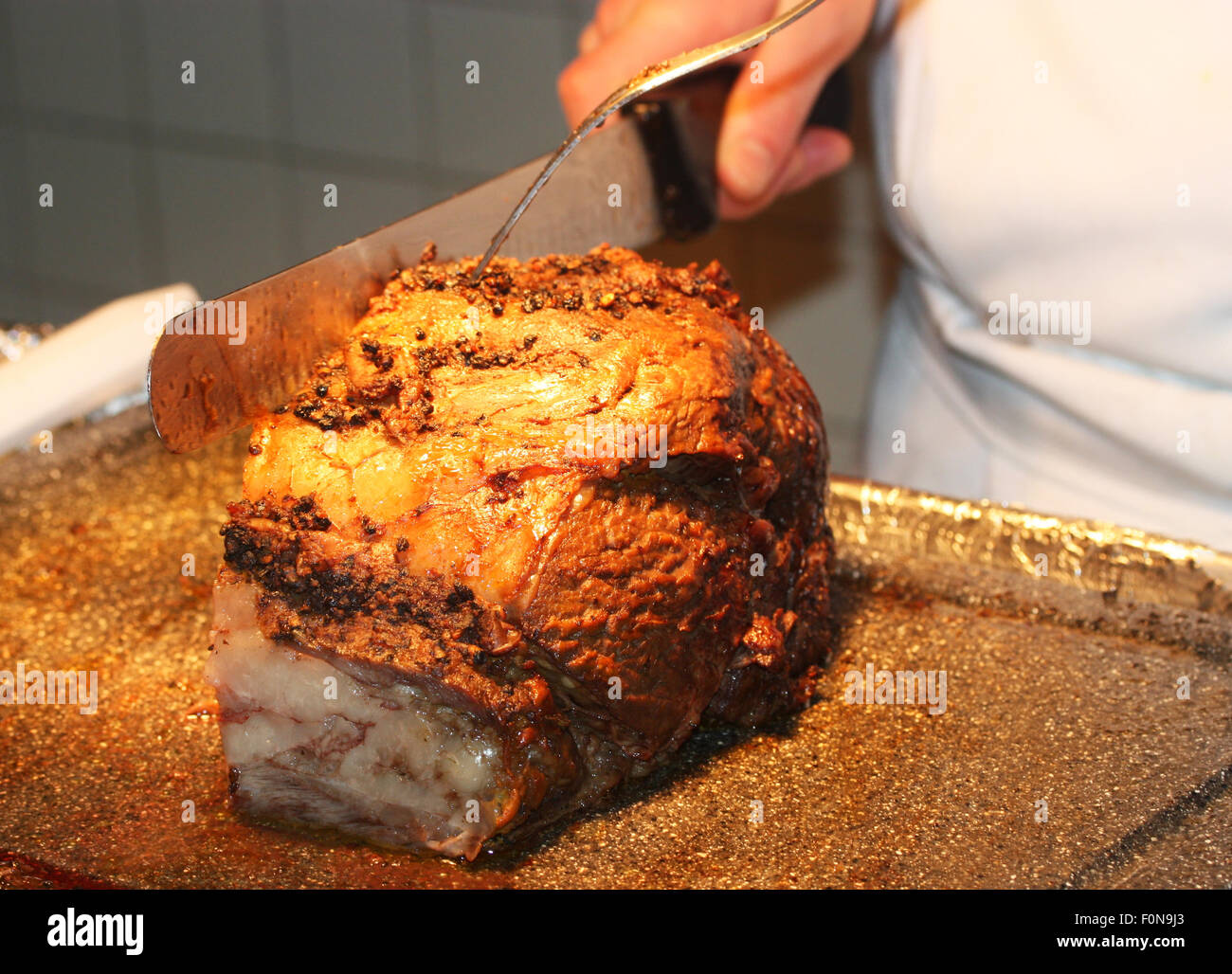 Cutting hot prime rib at the banquet Stock Photo - Alamy