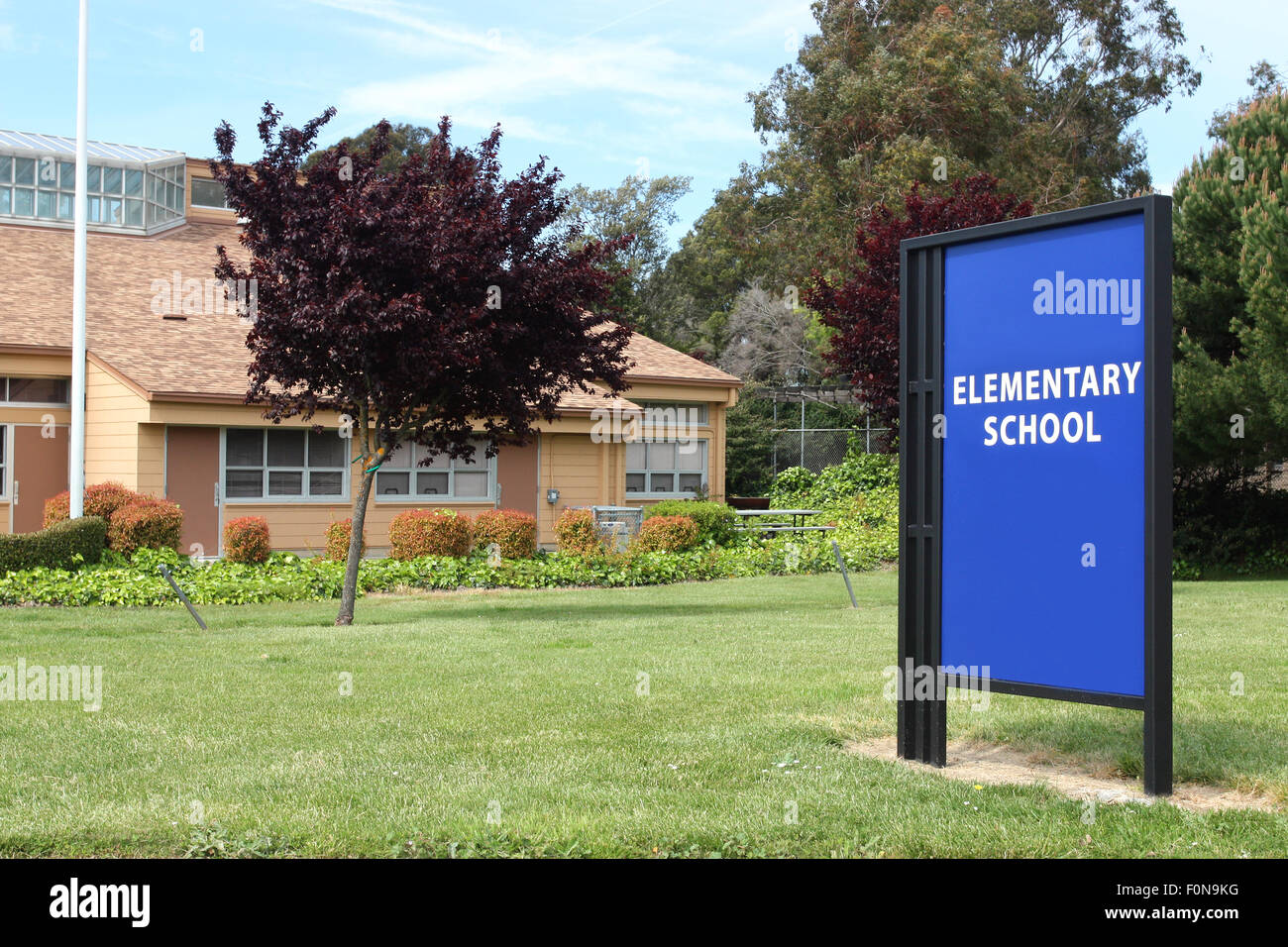 Elementary school sign hi-res stock photography and images - Alamy