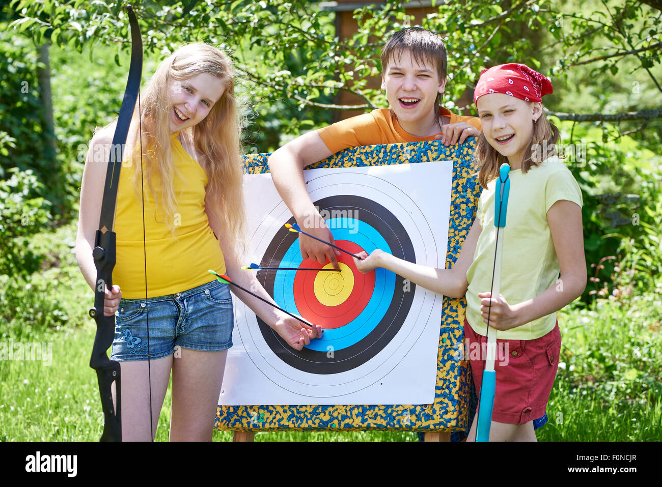 Children bow arrow hi-res stock photography and images - Alamy