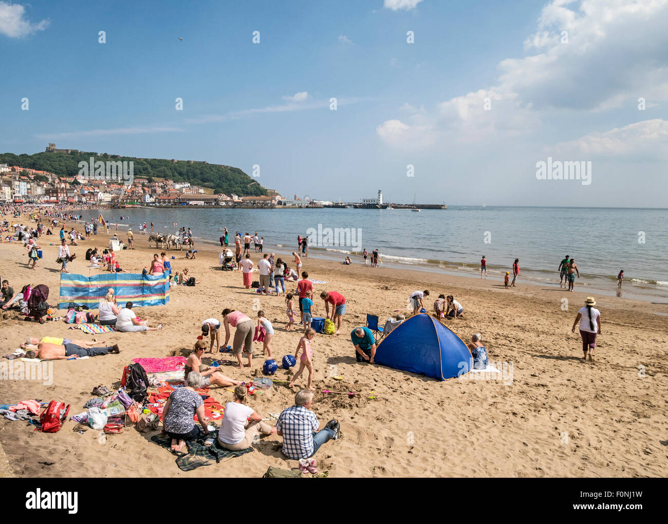 Scarborough beach uk hi-res stock photography and images - Alamy
