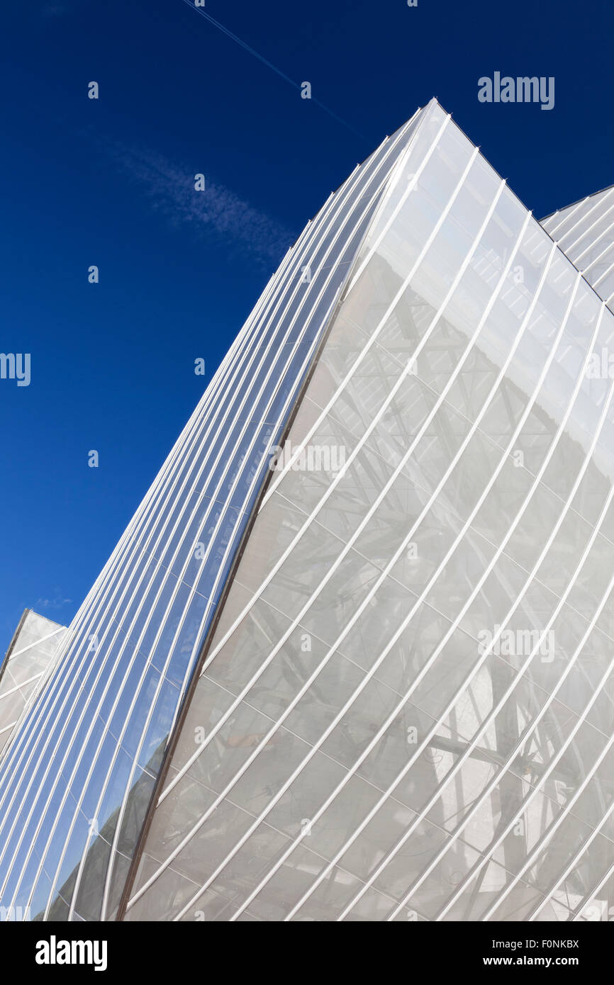 Louis vuitton glass building High Resolution Stock Photography and ...