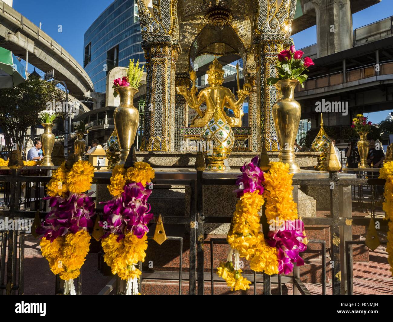 Four faced buddha shrine bangkok hi-res stock photography and images ...