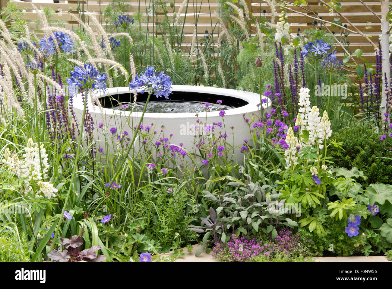 Water feature garden hi-res stock photography and images - Alamy