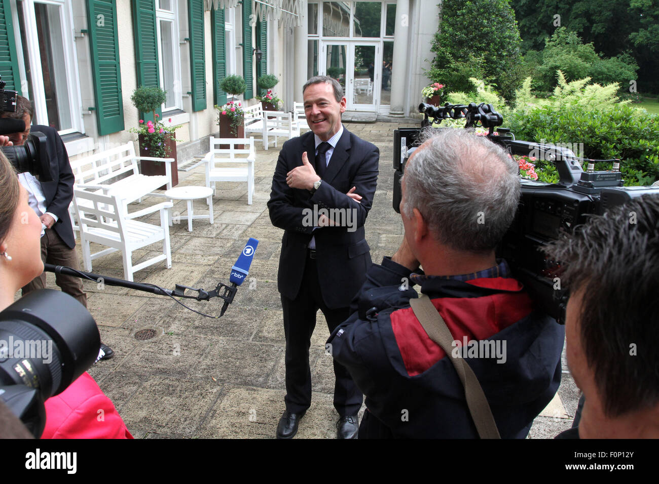 The British ambassador informs the press about the upcoming visit of ...
