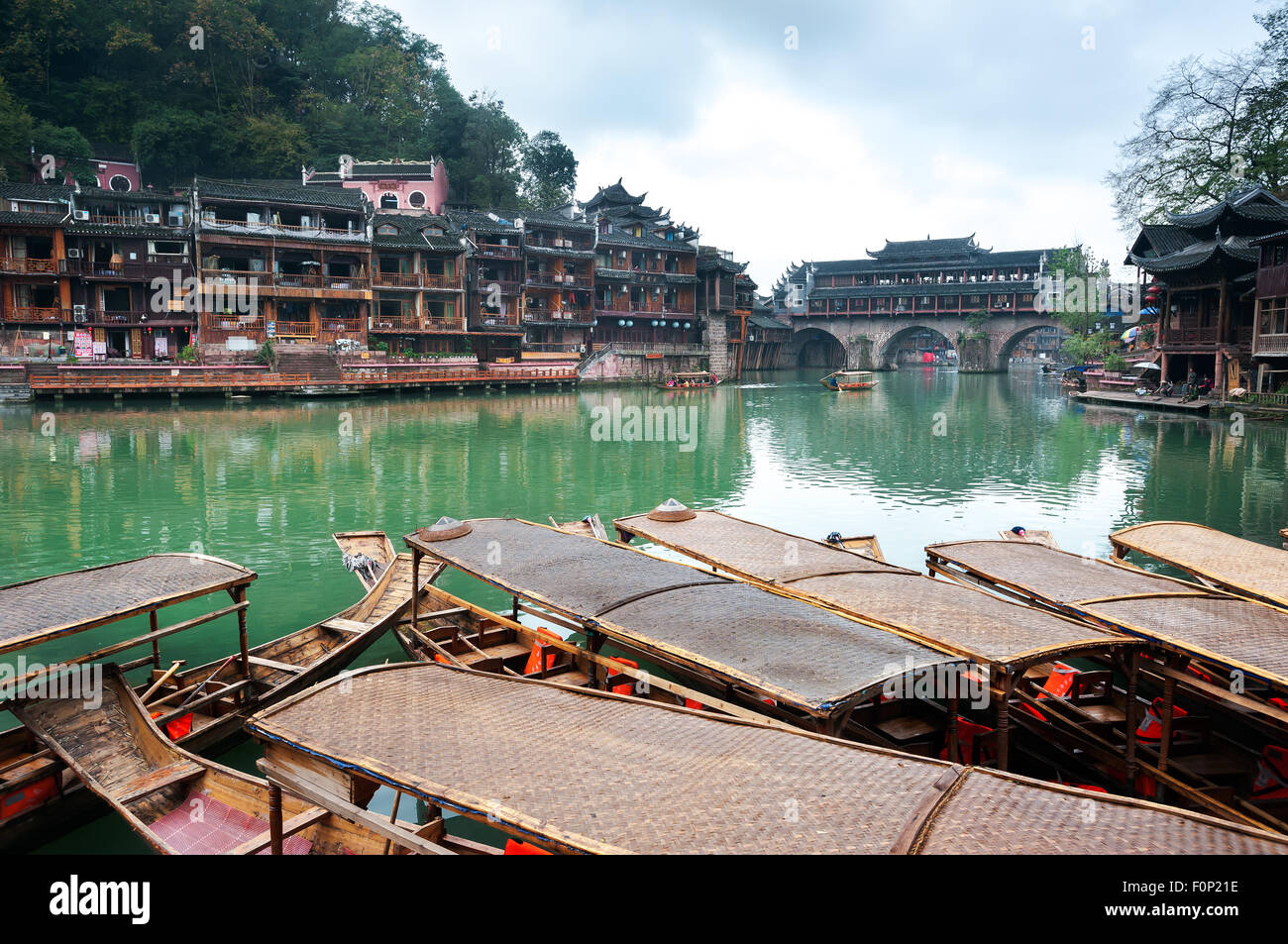 China traditional chinese wooden boats hi-res stock photography and ...