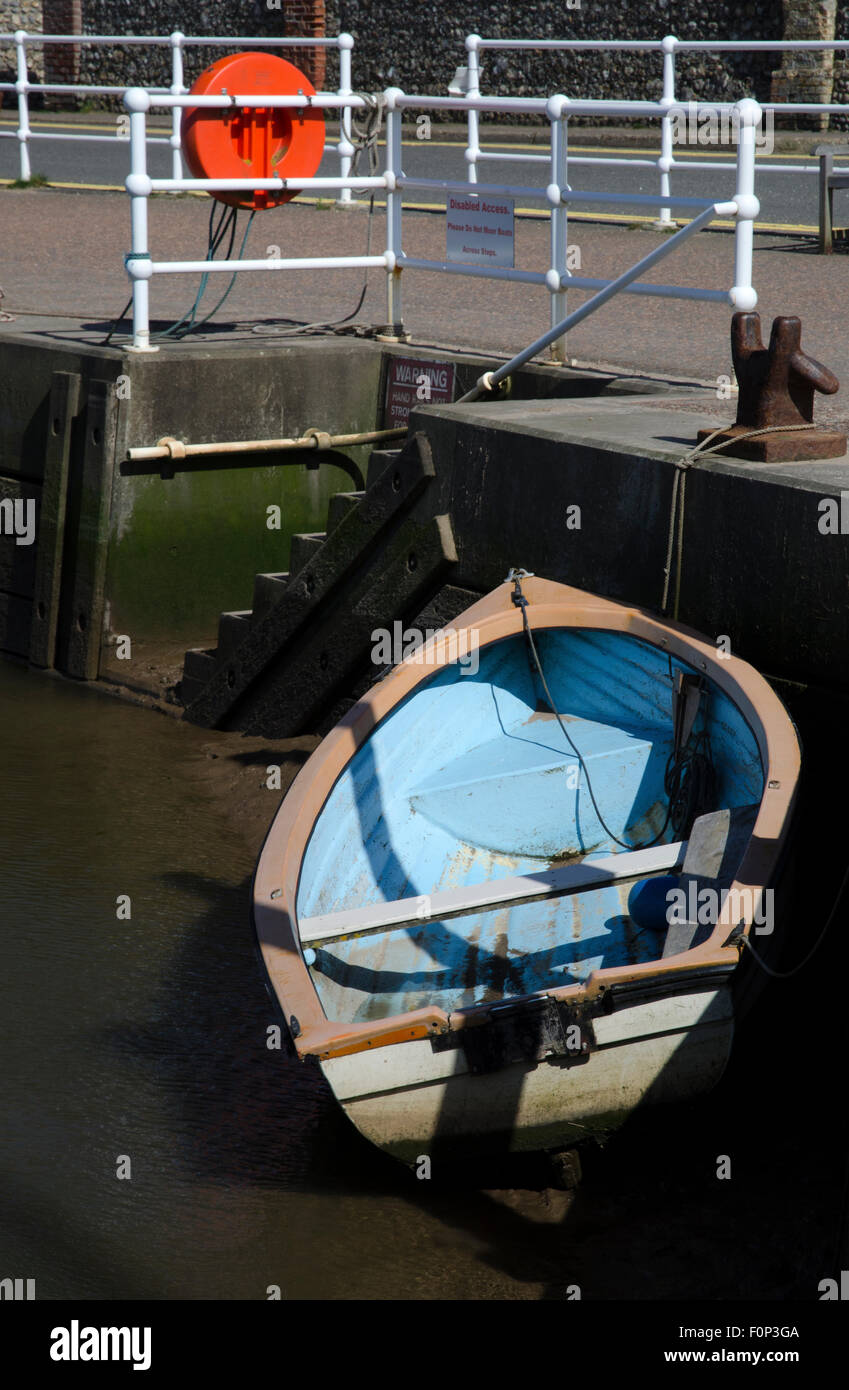 blakeney harbour boat norfolk Stock Photo - Alamy