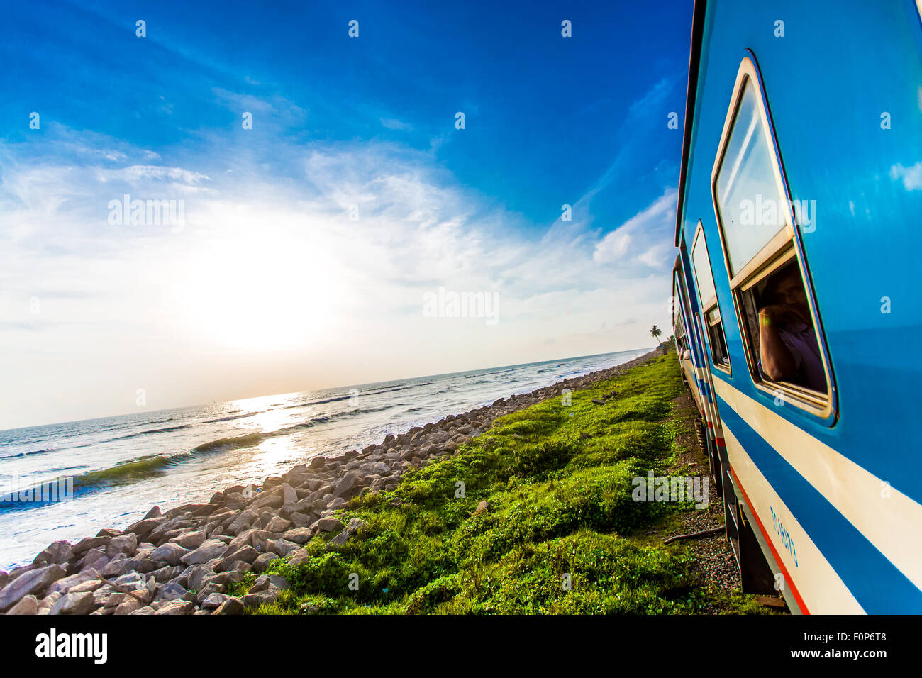 Sri lanka sea train hi-res stock photography and images - Alamy