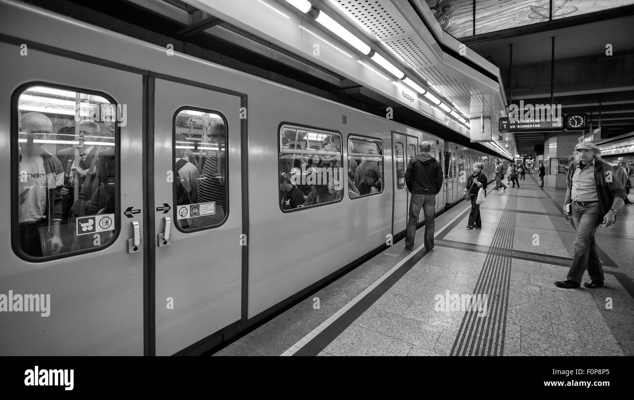 Vienna subway station bahn hi-res stock photography and images - Alamy