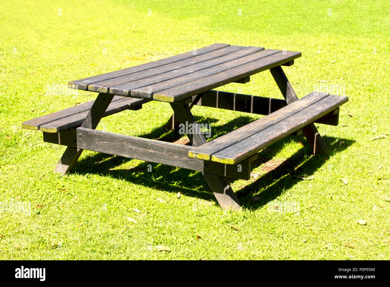 Green picnic table hi-res stock photography and images - Alamy