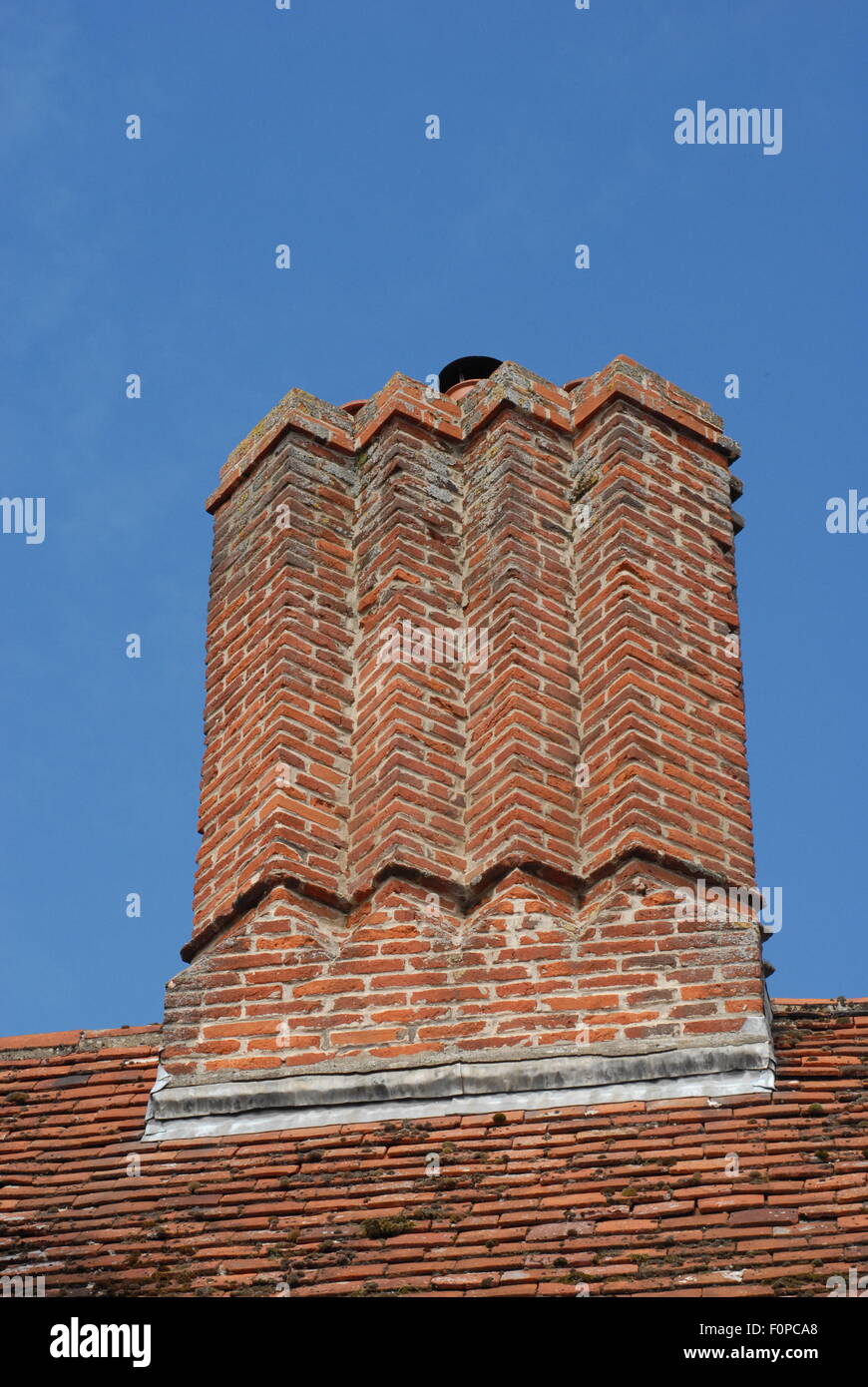 Elizabethan chimneys hi-res stock photography and images - Alamy