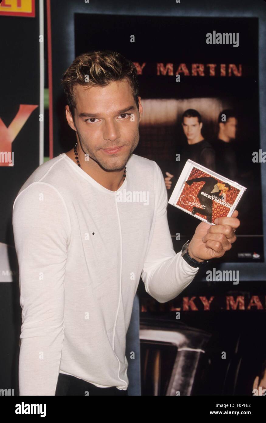 RICKY MARTIN in store Appearance, Tower Records in Ca. 1999.k15313lr ...