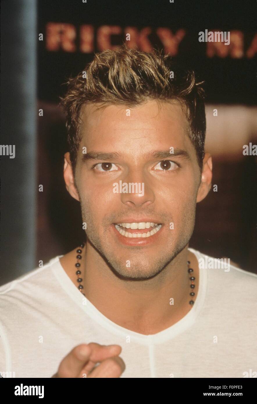 RICKY MARTIN in store Appearance, Tower Records in Ca. 1999.k15313lr ...