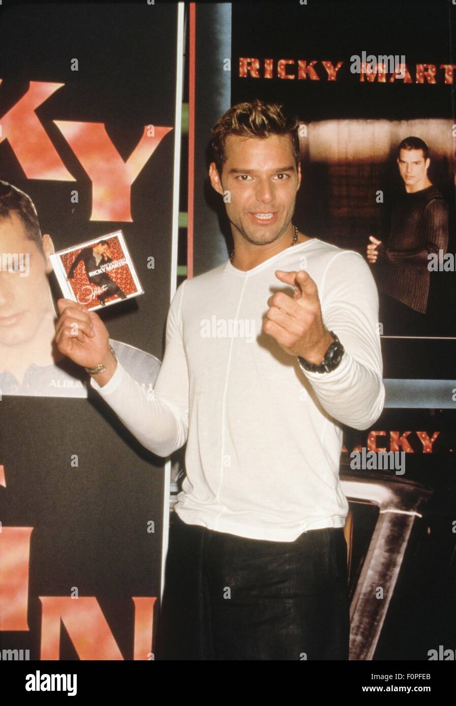RICKY MARTIN in store Appearance, Tower Records in Ca. 1999.k15313lr ...