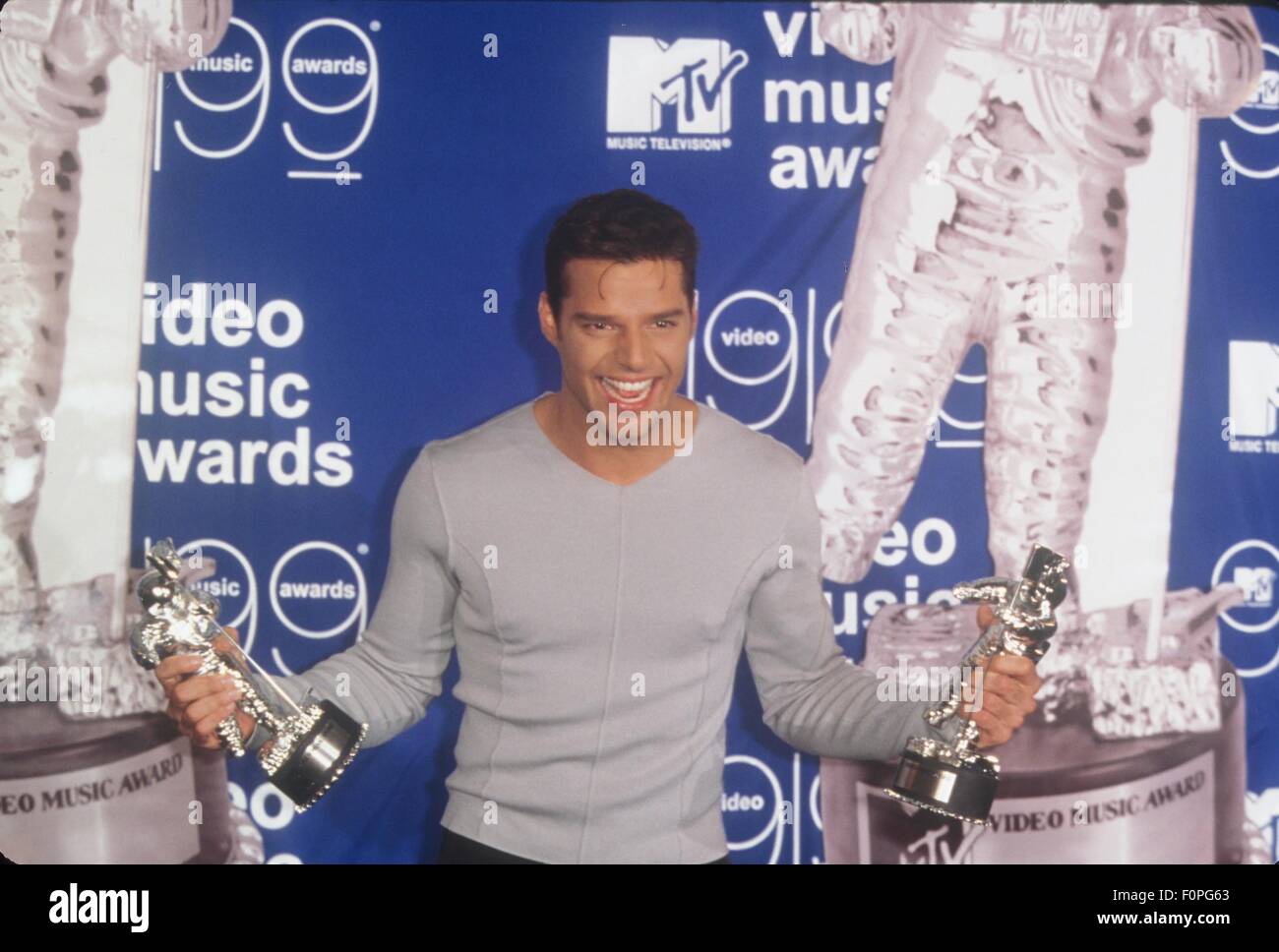 RICKY MARTIN at 1999 MTV video music awards Metropolitan Opera House ...