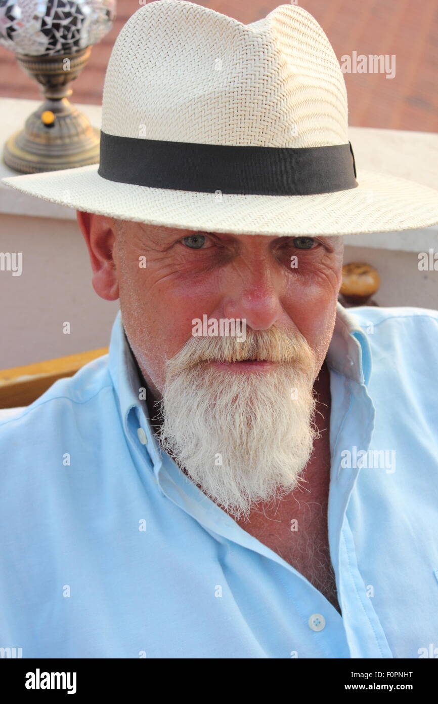 An englishman with a beard wearing a stylish hat Stock Photo - Alamy