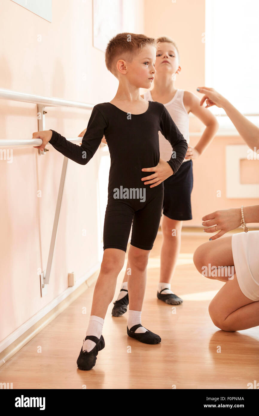 Teaching children ballet hi-res stock photography and images - Alamy