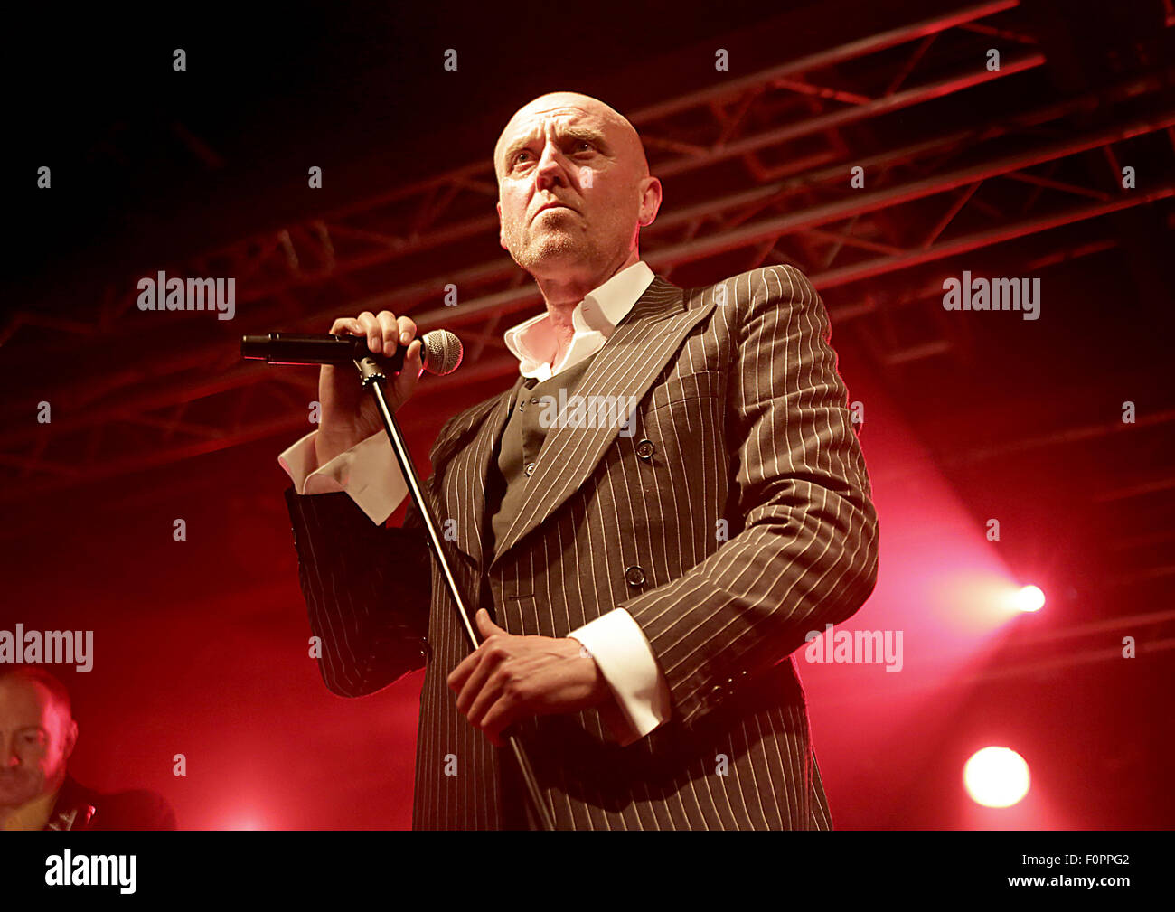 Tony Visconti, Woody Woodmansey and Glenn Gregory Perform 'The Man Who ...