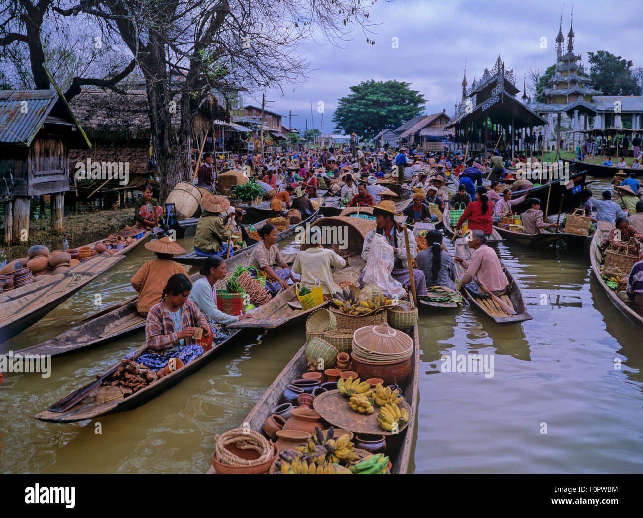 Inlay Lake's Floating Market Stock Photo: 86554712 - Alamy