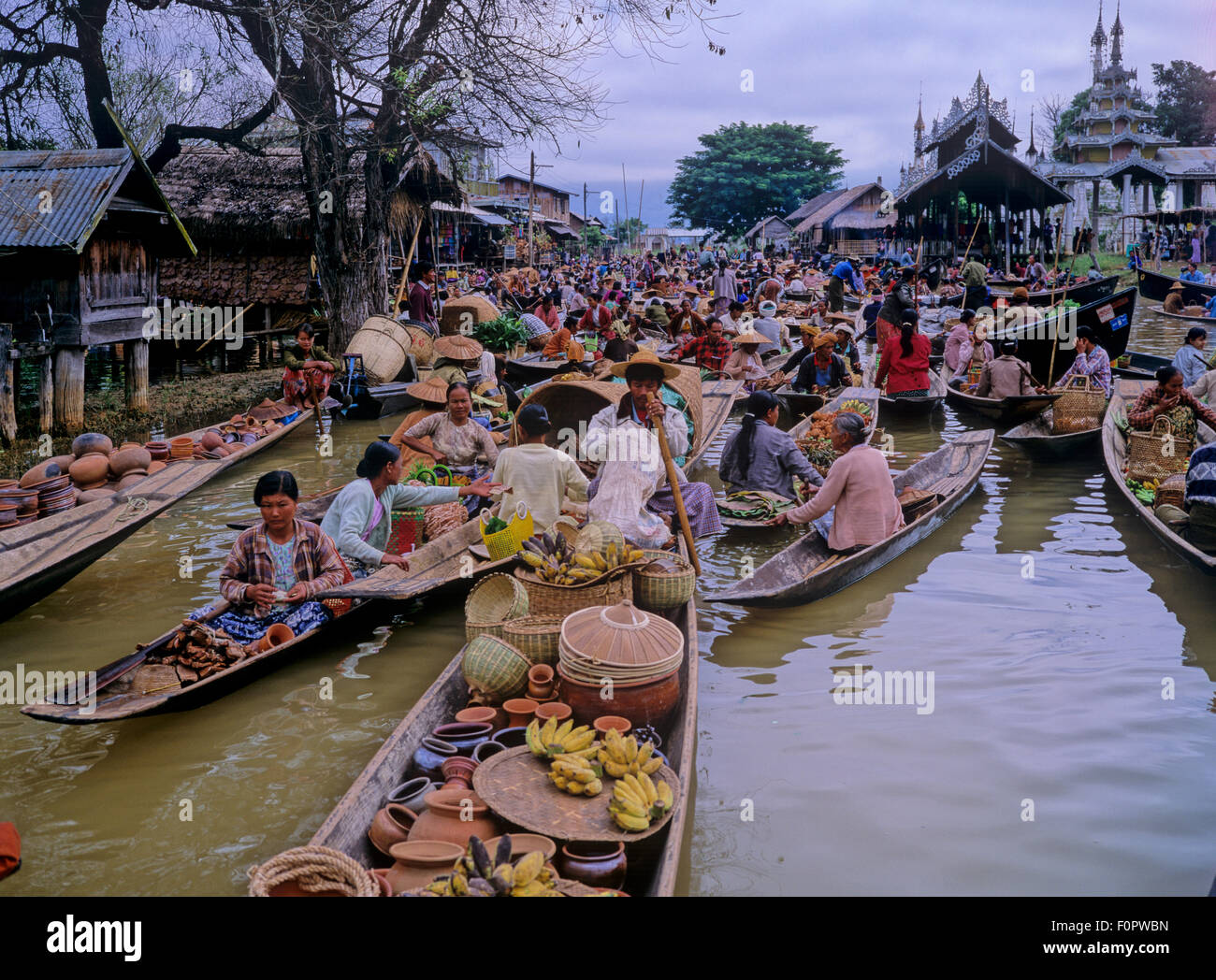 Inlay Lake's Floating Market Stock Photo - Alamy