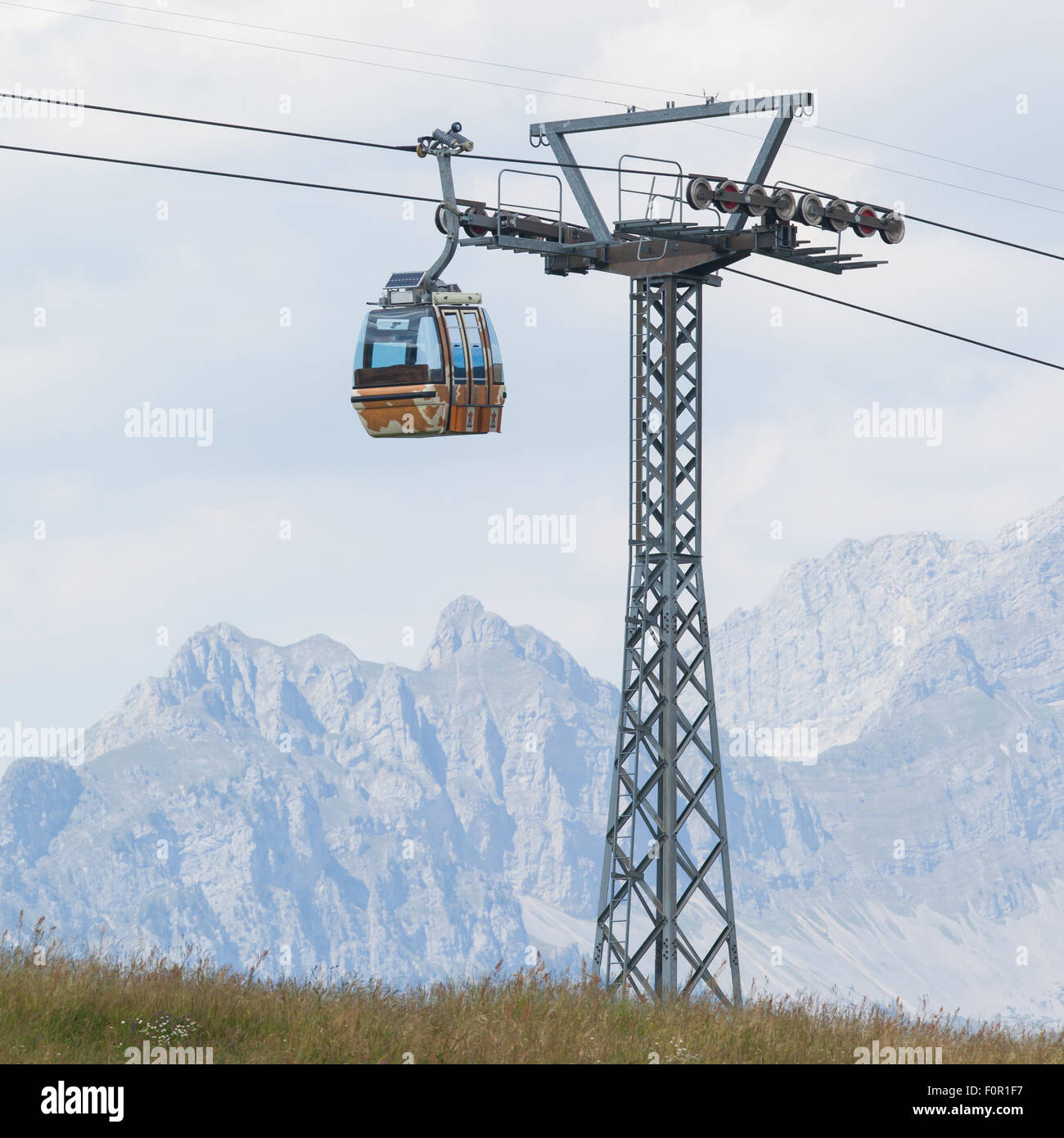 Cable lift car hi-res stock photography and images - Alamy