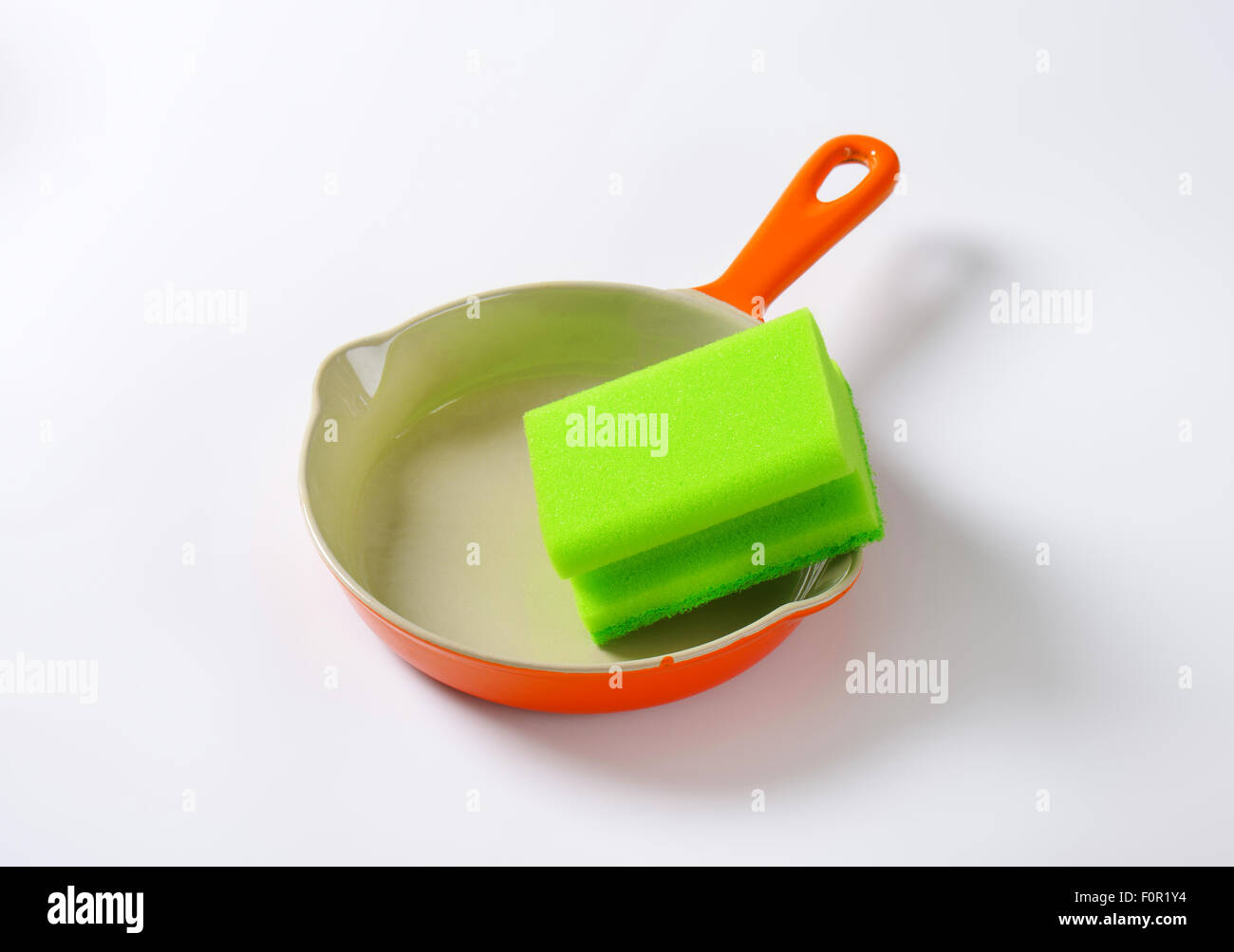 green kitchen sponge on ceramic pan Stock Photo - Alamy