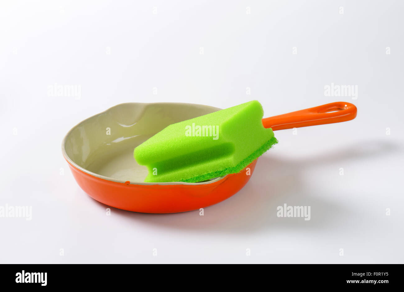 green kitchen sponge on ceramic pan Stock Photo - Alamy