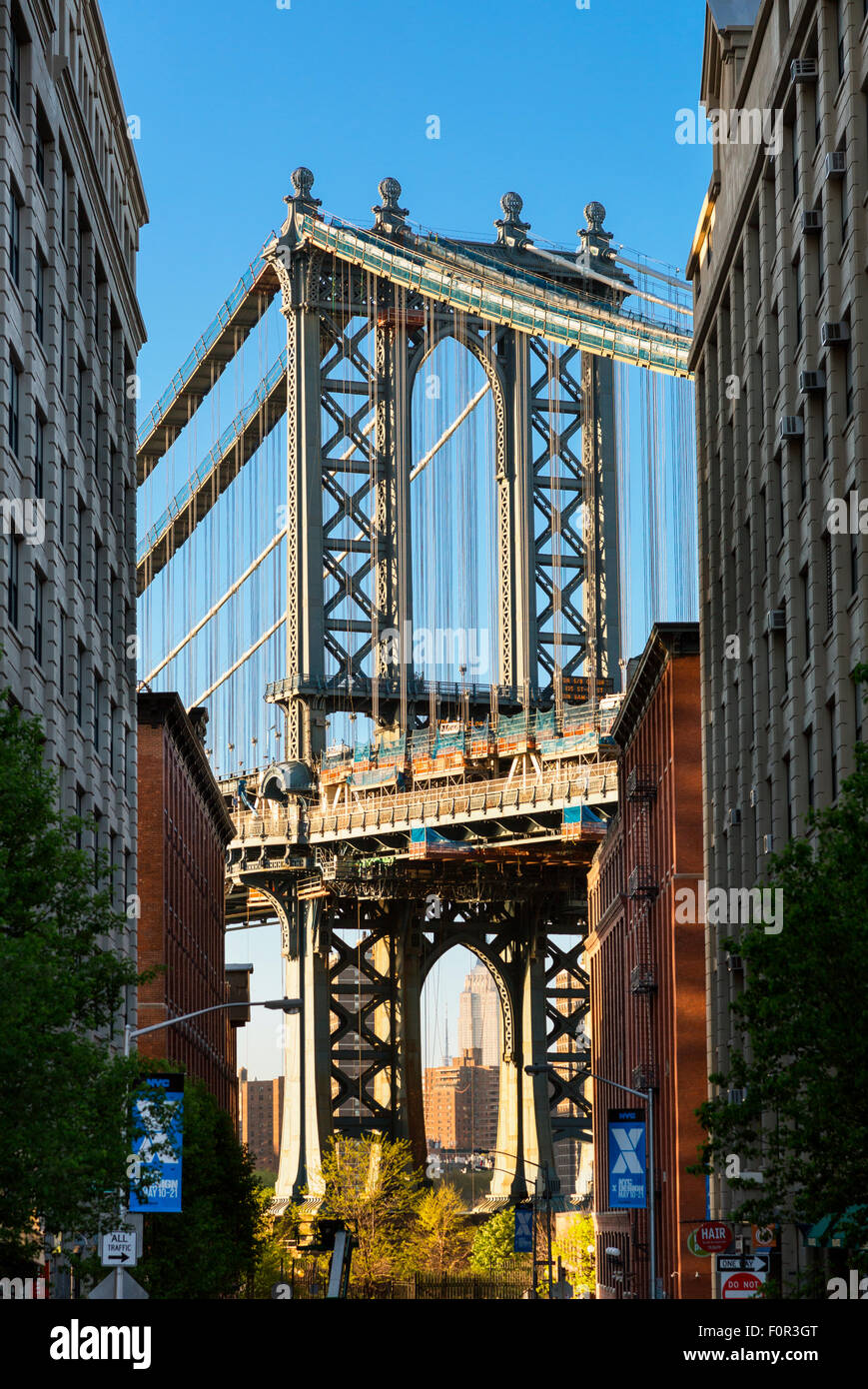 Bridge city building road hi-res stock photography and images - Alamy