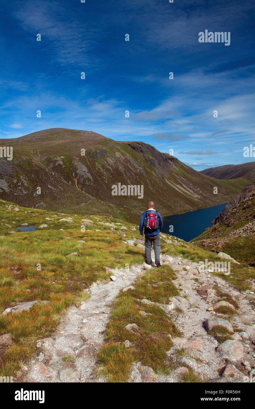 Descending into the Loch Avon Basin below Carn Etchachan, Cairngorm ...