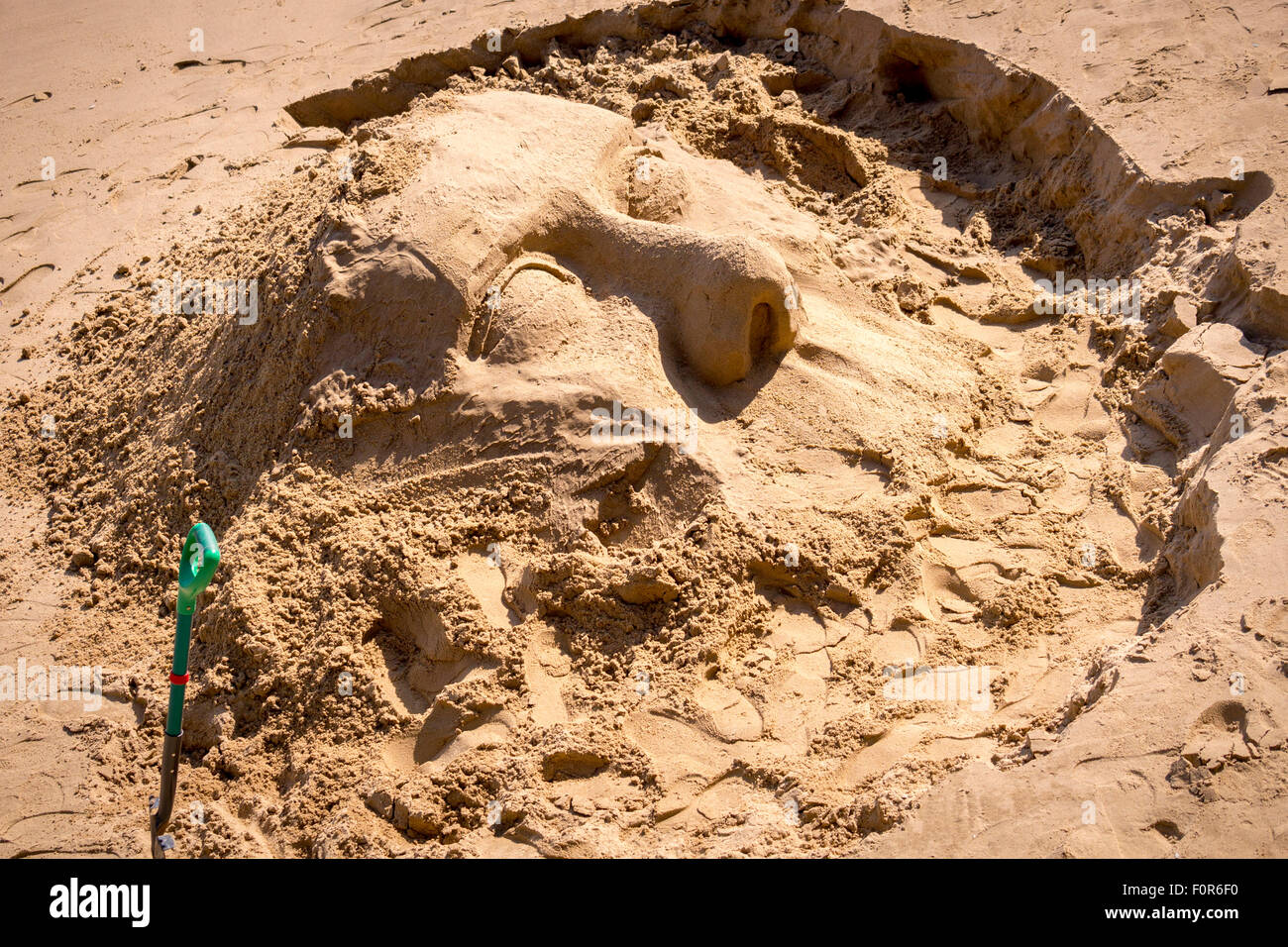 Face made on sand beach hi-res stock photography and images - Alamy