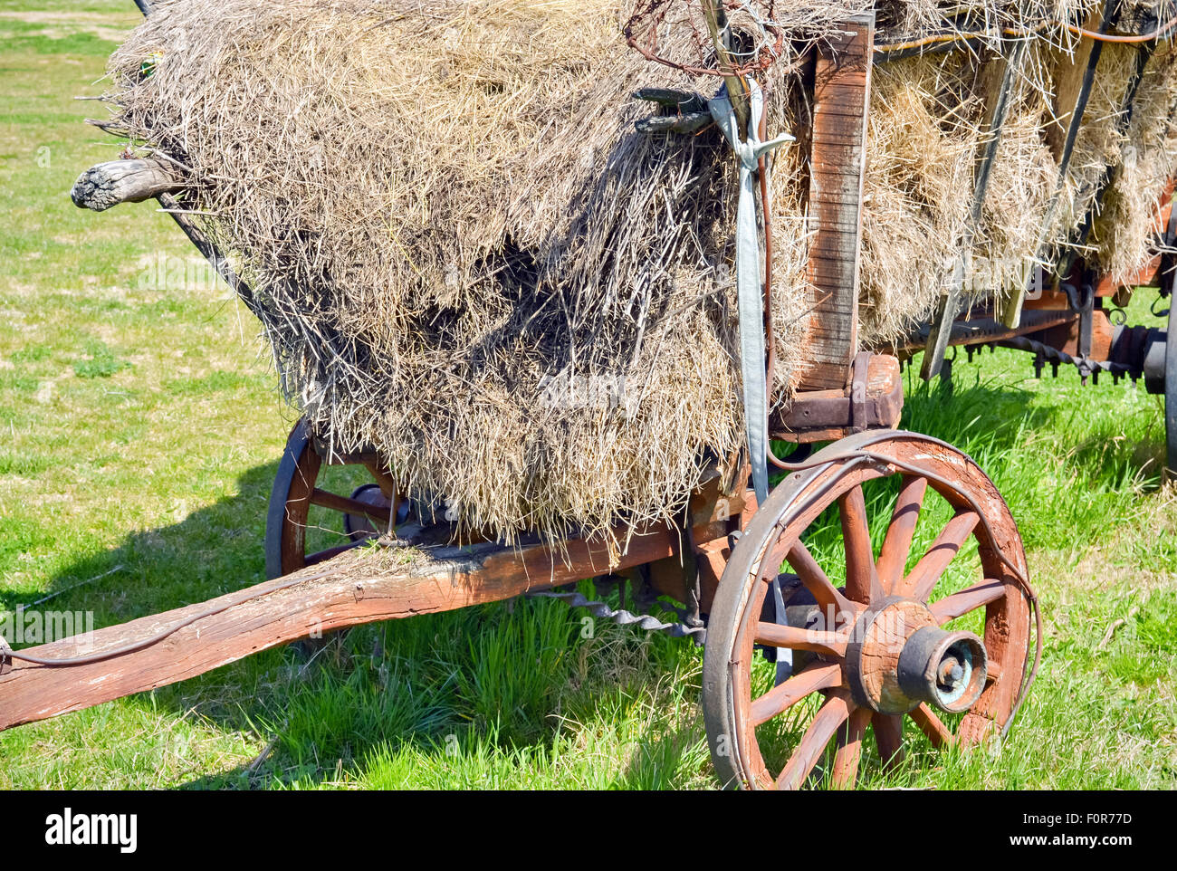 Bale hay wagon wheel hi-res stock photography and images - Alamy