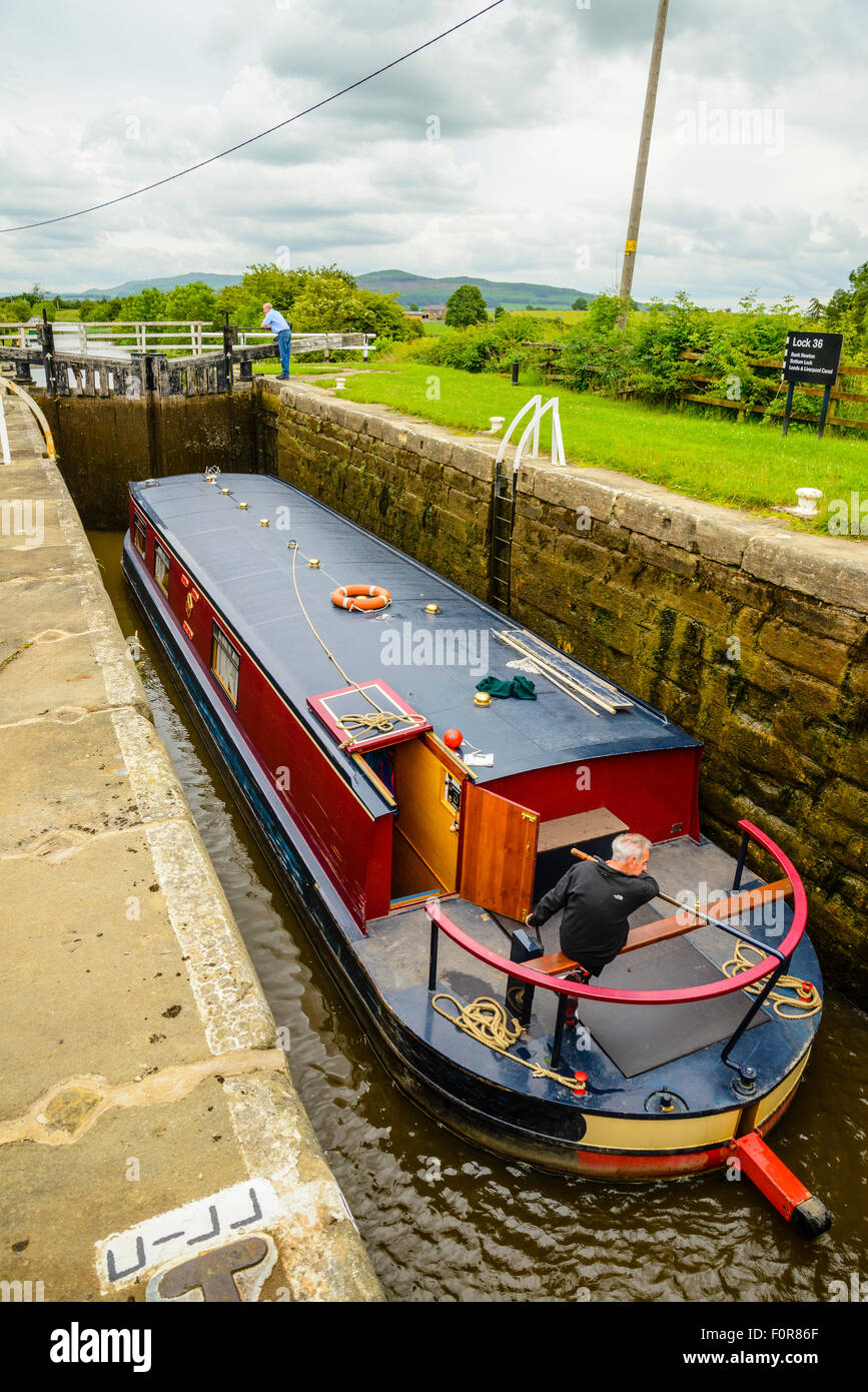 Narrowboat in lock hi-res stock photography and images - Alamy