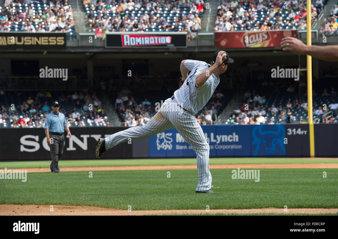 New York, New York, USA. 19th Aug, 2015. Yankees' CHASE HEADLEY fields ...