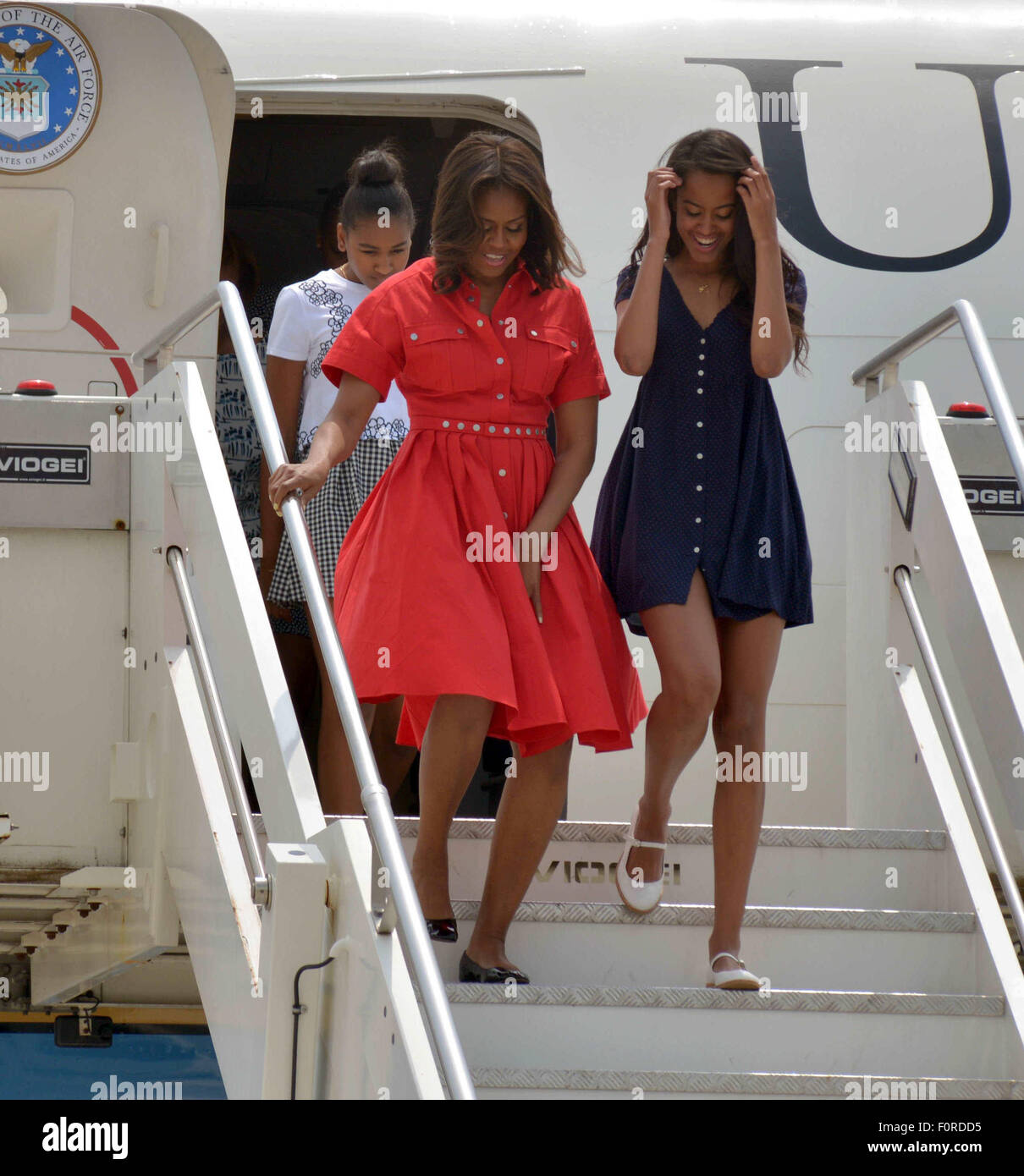 First Lady Michelle Obama and her daughters arrive at Marco Polo ...
