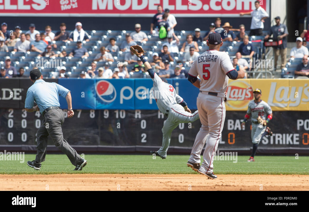 New York, New York, USA. 15th Jan, 2014. Twins' BRIAN DOZIER makes a catch off Yankees' JACOBY ...