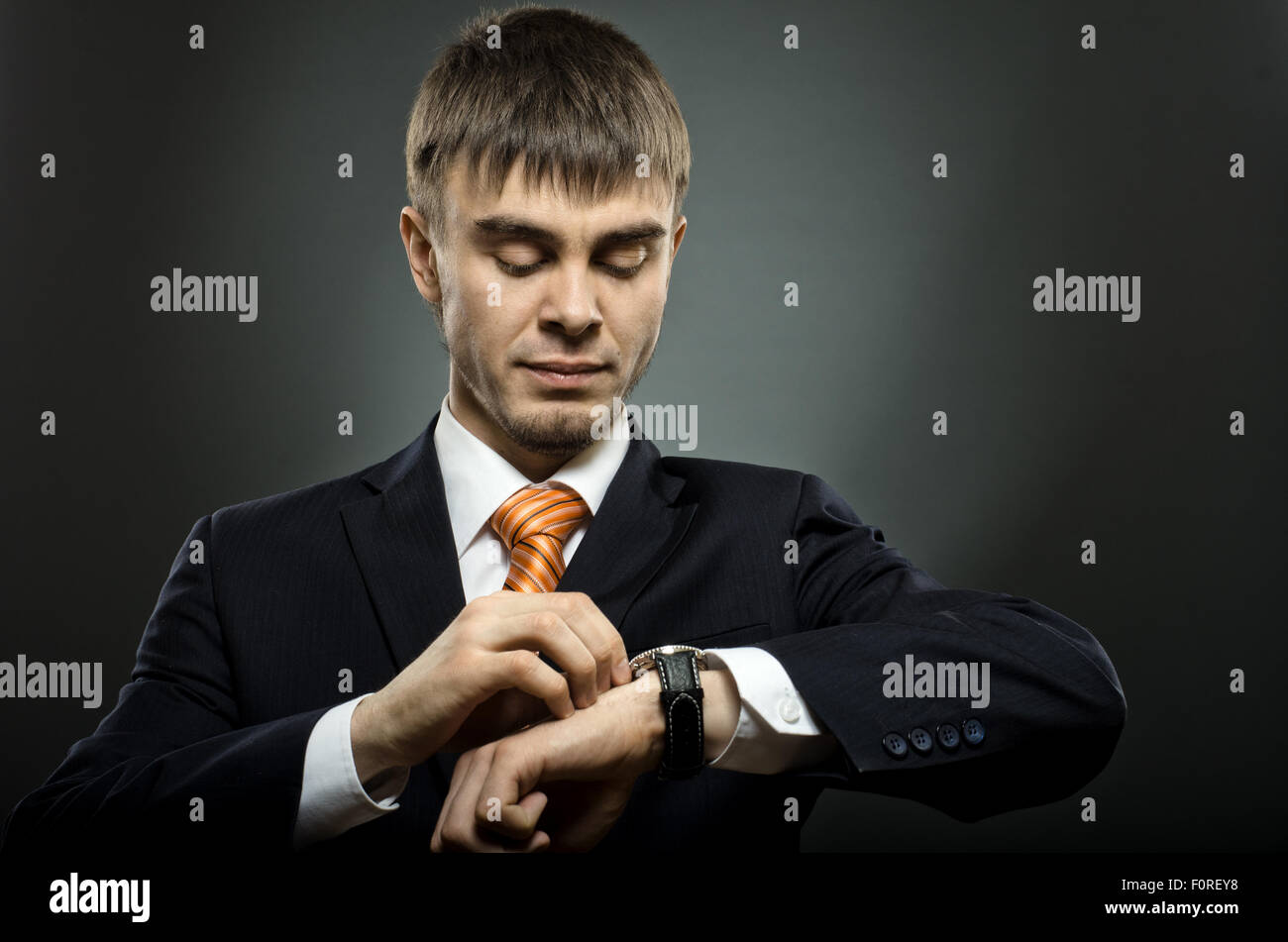 Hand and clock hi-res stock photography and images - Alamy