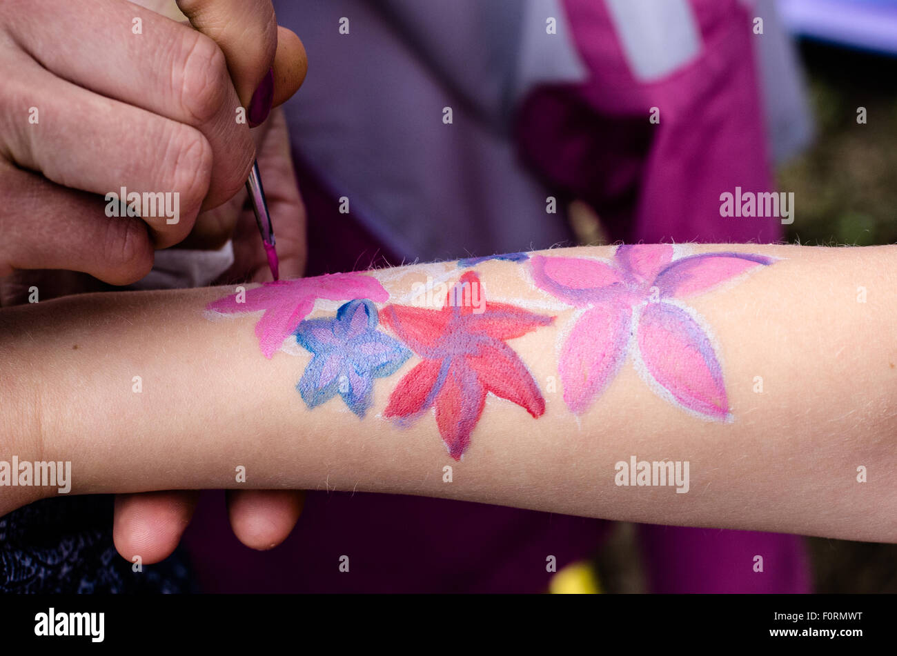 Human hand holding paint brush hi-res stock photography and images - Alamy