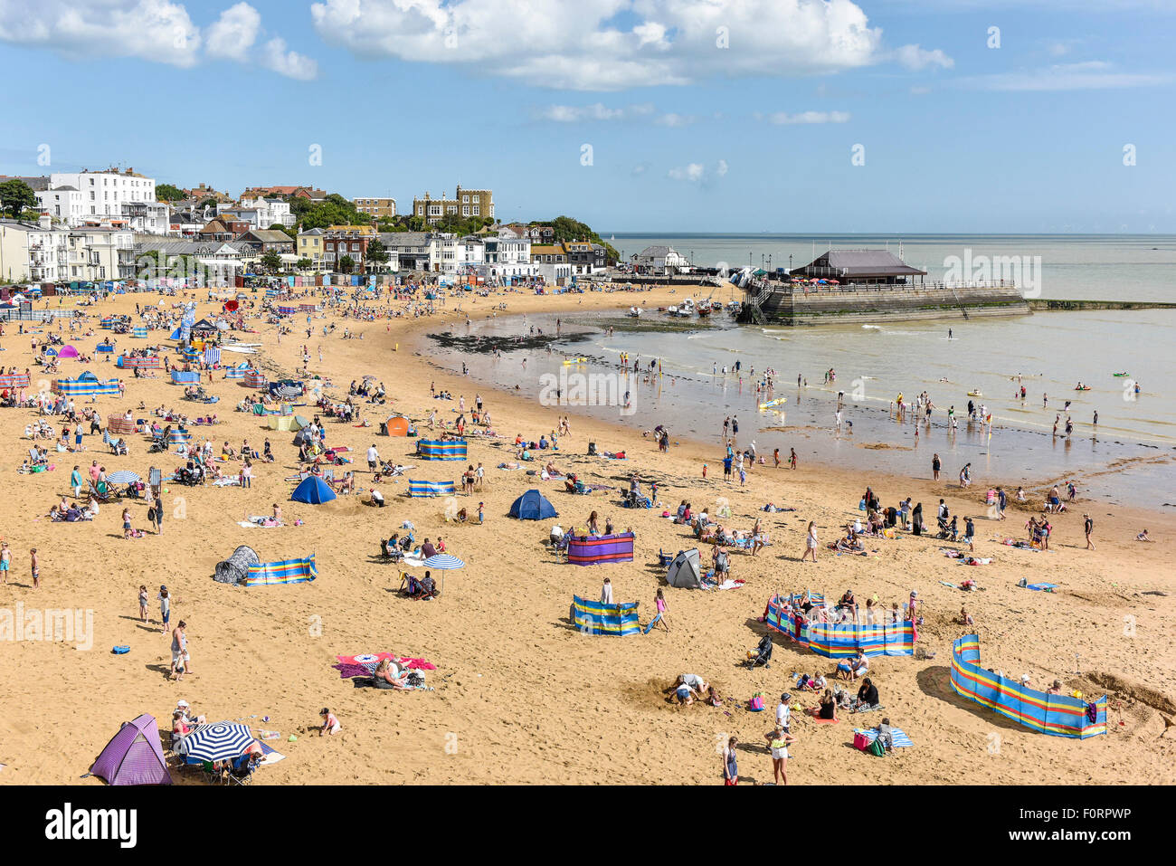 Holidaymakers on the beach at Viking Bay in Broadstairs, Kent Stock ...
