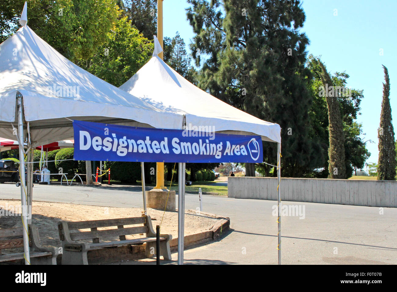 Designated smoking area sign hi-res stock photography and images - Alamy