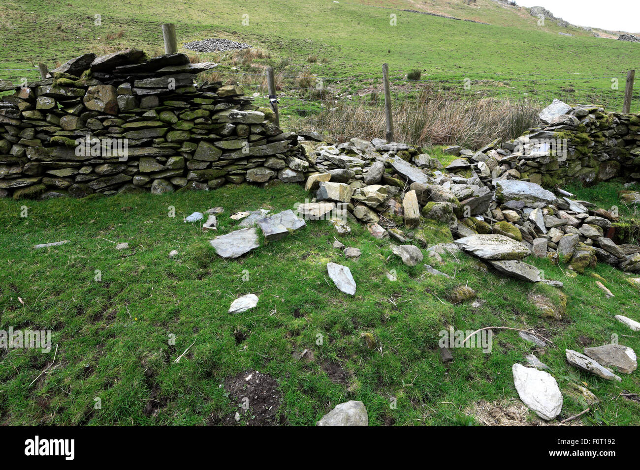 Broken stone walls hi-res stock photography and images - Alamy