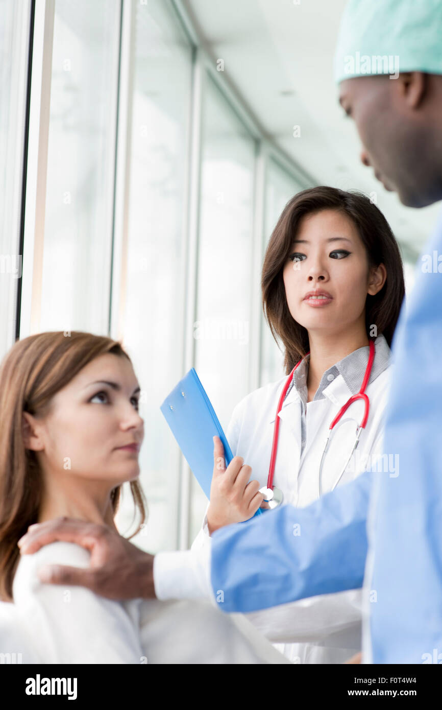 Doctor and surgeon speaking with a female patient Stock Photo - Alamy