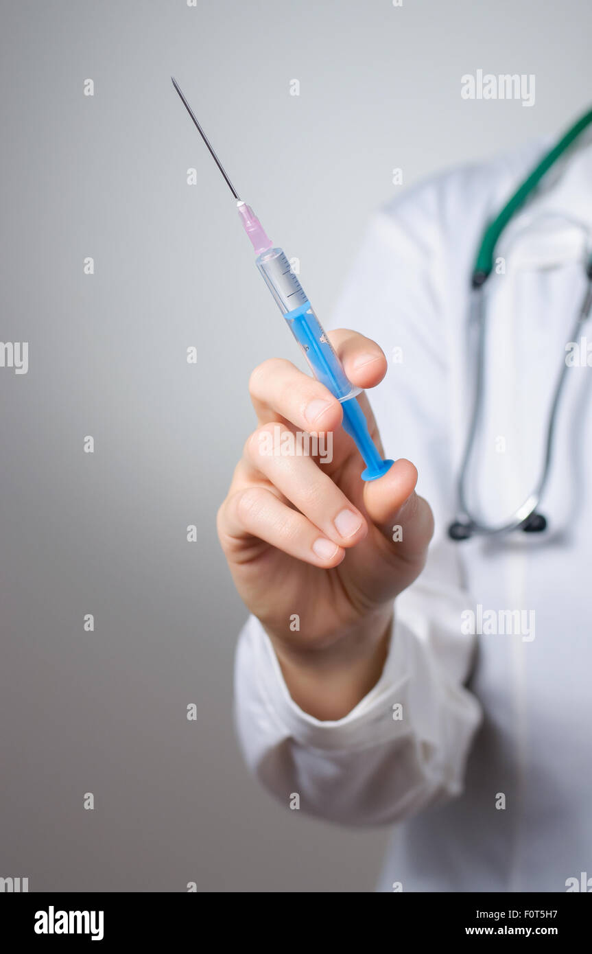 Hand of a female doctor with syringe Stock Photo - Alamy