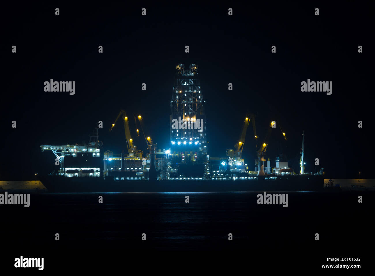 Oil rigs night hi-res stock photography and images - Alamy