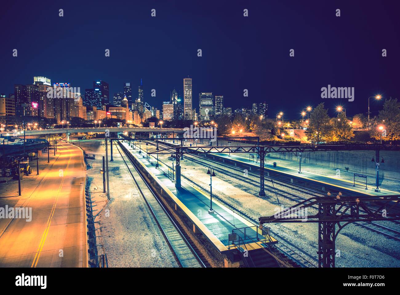 Chicago railroad at night hi-res stock photography and images - Alamy