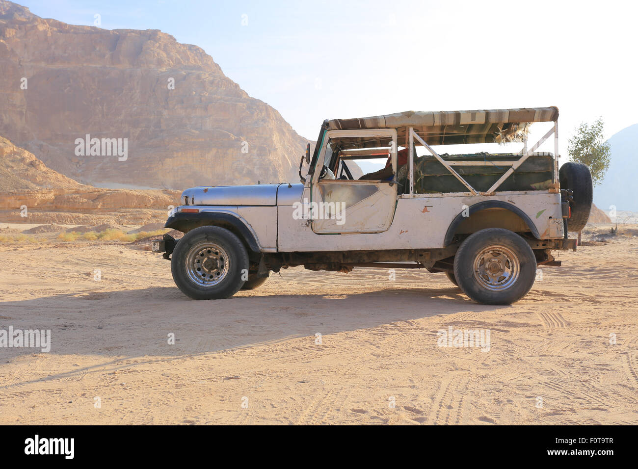 Off-road SUV Jeep in the desert of Egypt Stock Photo - Alamy