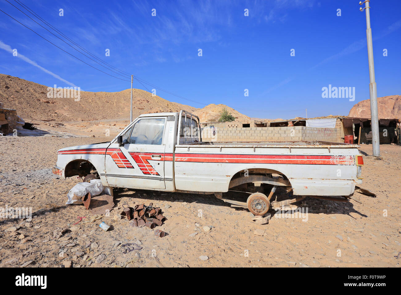 Old broken jeep Stock Photo - Alamy