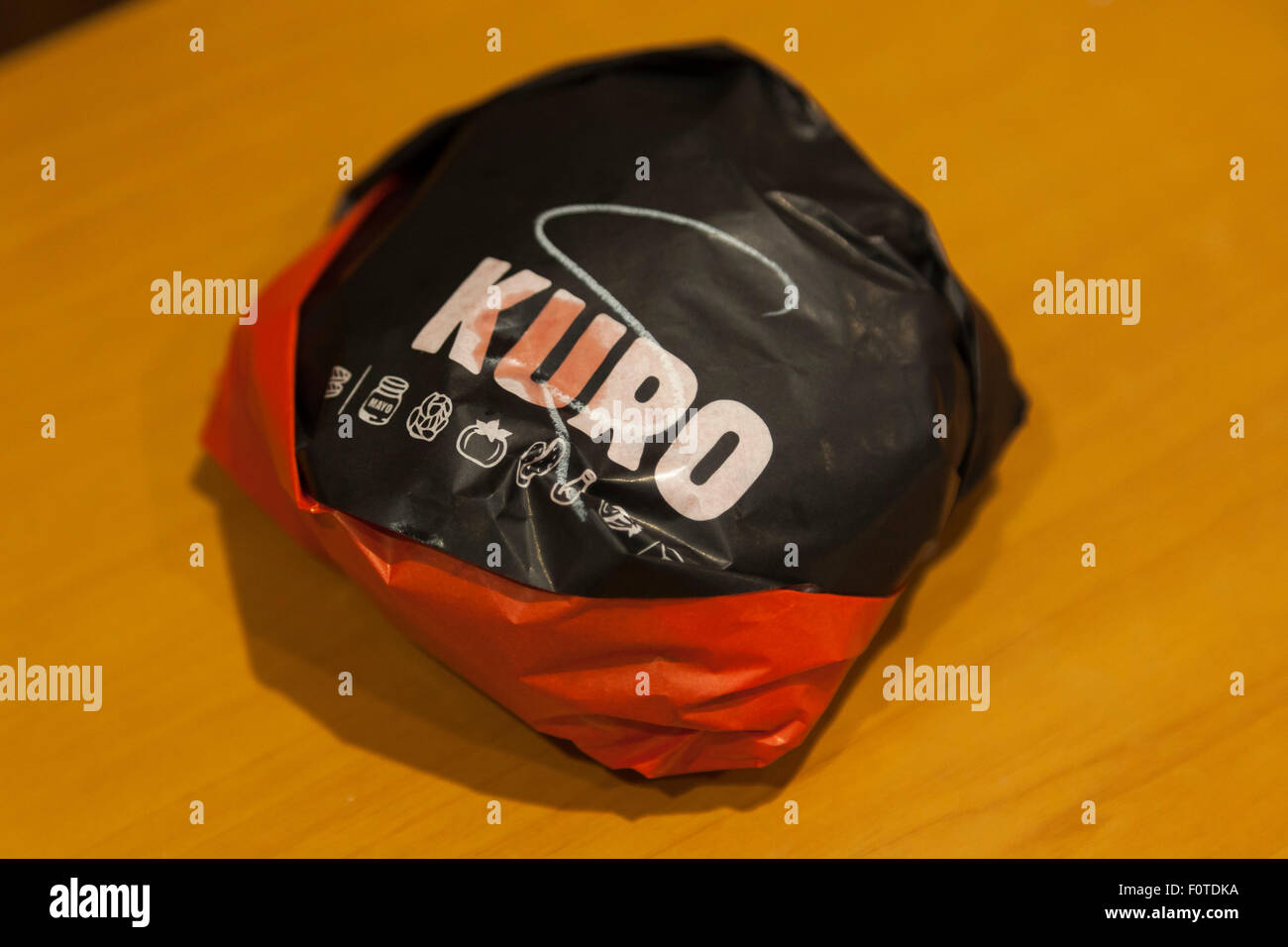 Tokyo, Japan. 21st Aug, 2015. Burger King's new black burger ''Kuro ...
