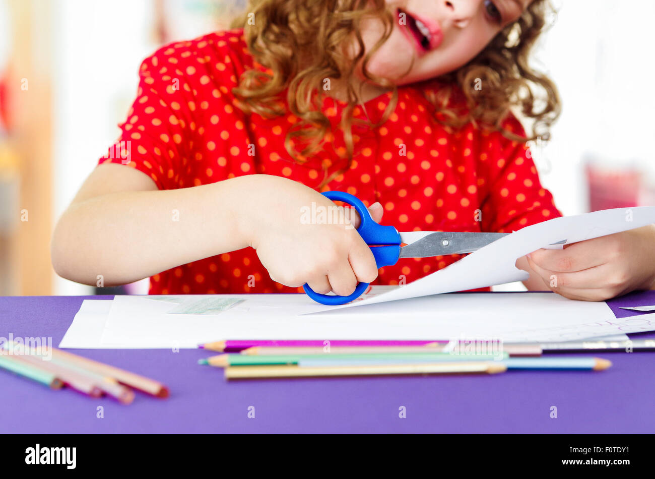 Little girl scissor cutting paper hi-res stock photography and images ...