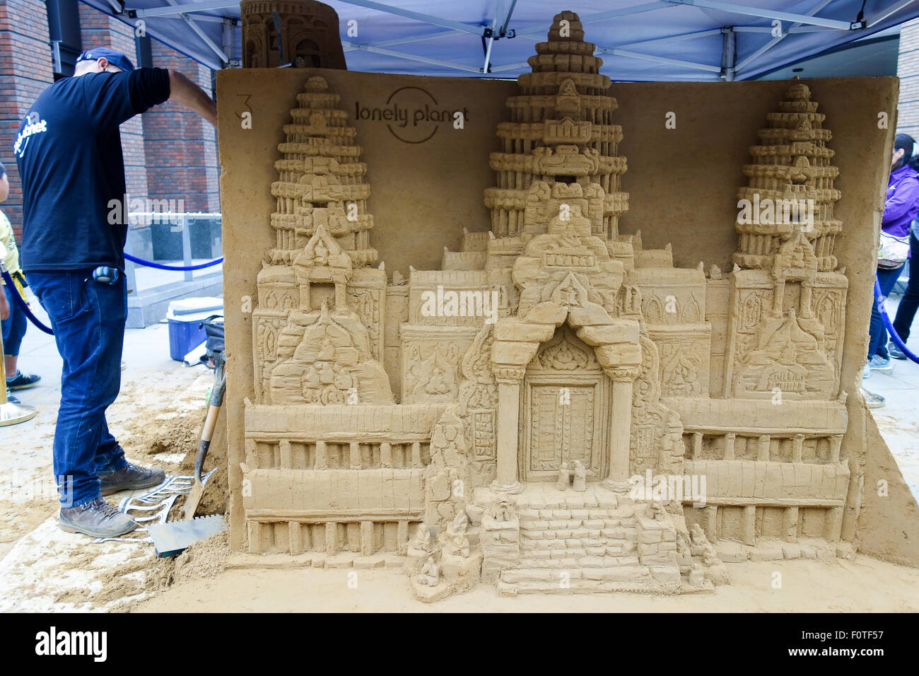 Sand sculptures calving famous landmarks hi-res stock photography and ...