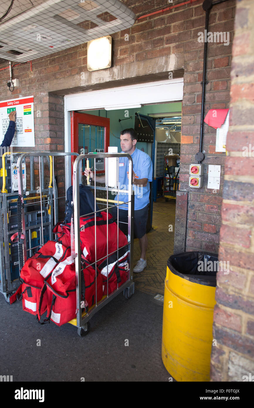 Post Office Workers Stock Photos & Post Office Workers Stock Images - Alamy