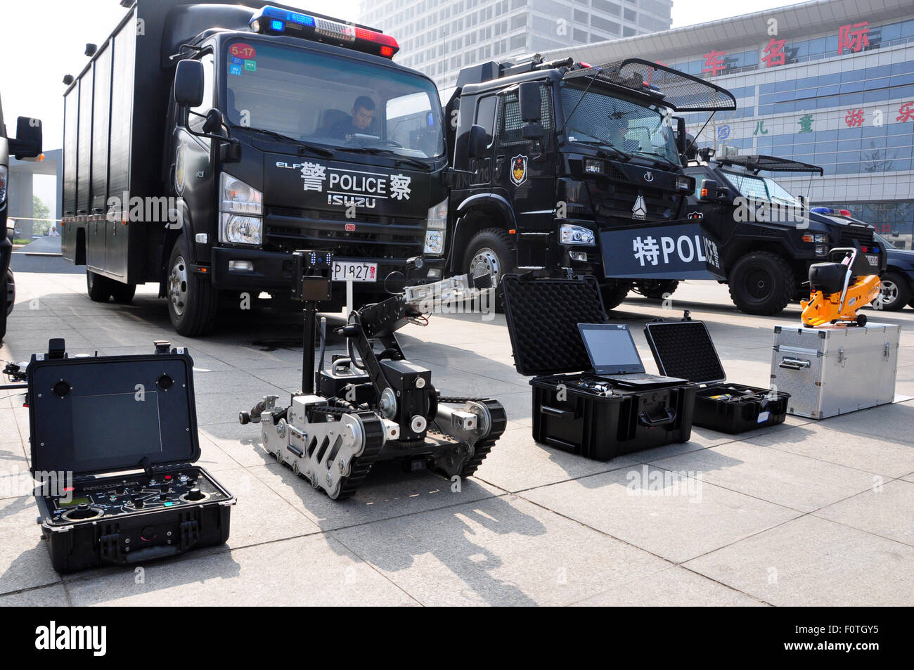 China swat team hi-res stock photography and images - Alamy